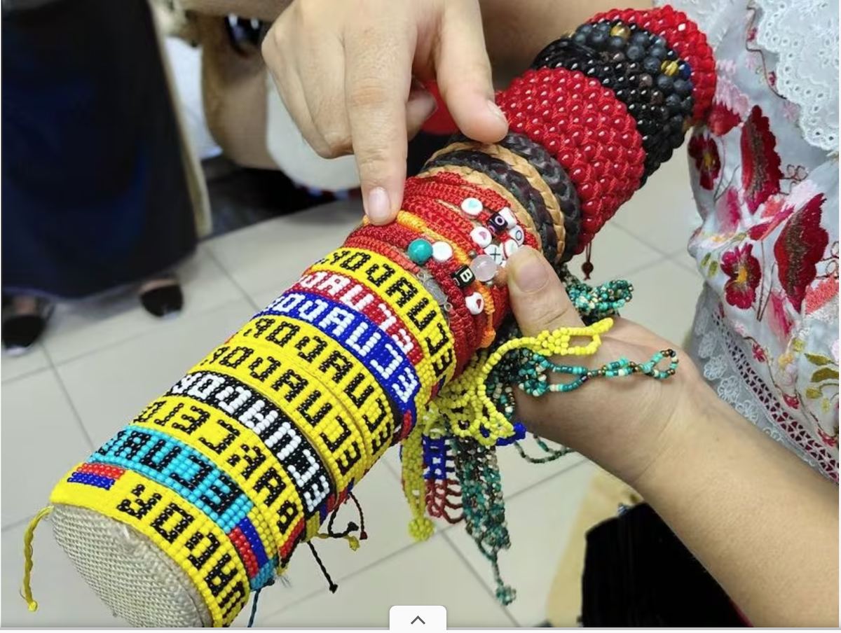 Pulseras, banderas y máscaras de Aya Huma: los recuerdos ecuatorianos ...